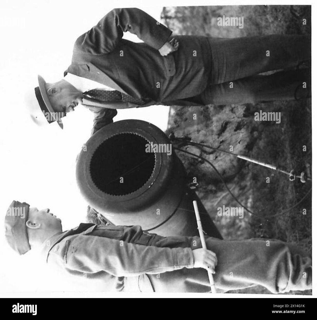 AMERICAN ROTARY PRESIDENT SEES CHANNEL GUN - Mr. Davies being shown ...