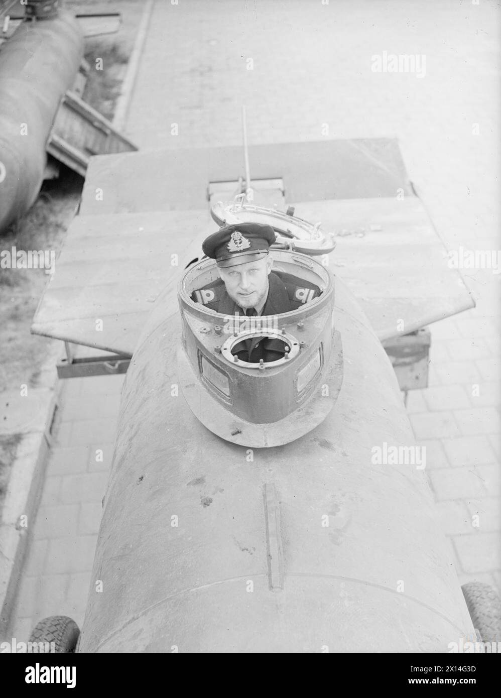 Submarine steering wheel hi-res stock photography and images - Alamy
