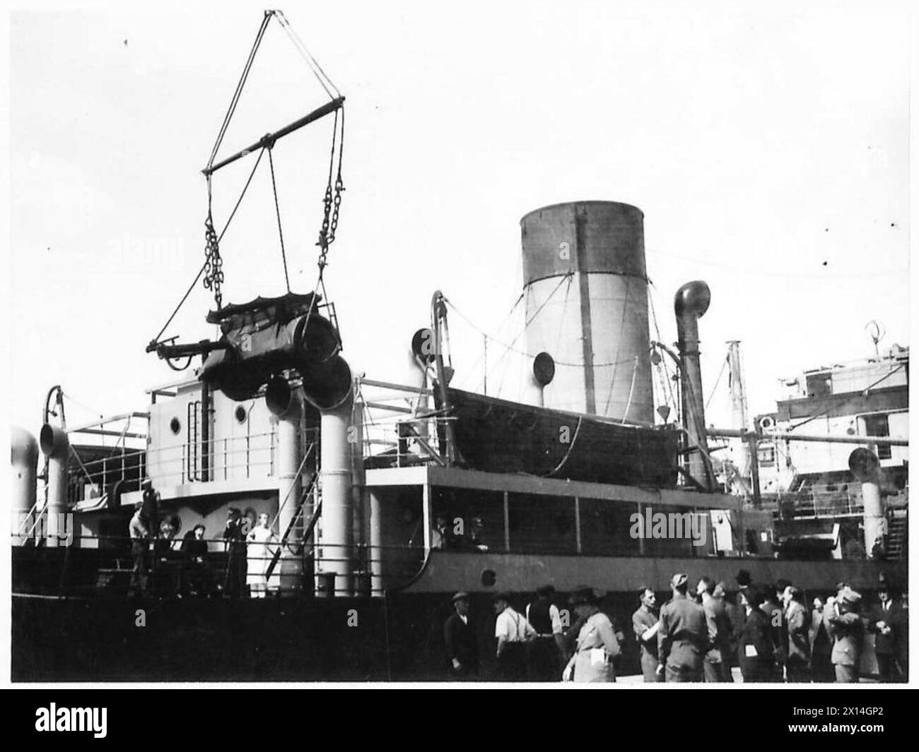 The Second British Expeditionary Force embarks for France, loading ...