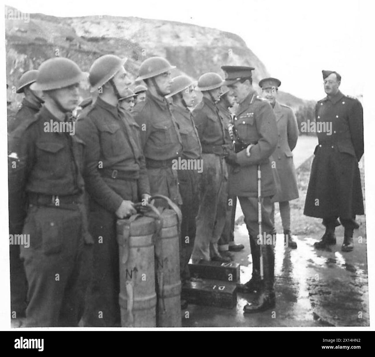 COMMANDER-IN-CHIEF HOME FORCES VISITS WESTERN COMMAND - Gun crews are ...