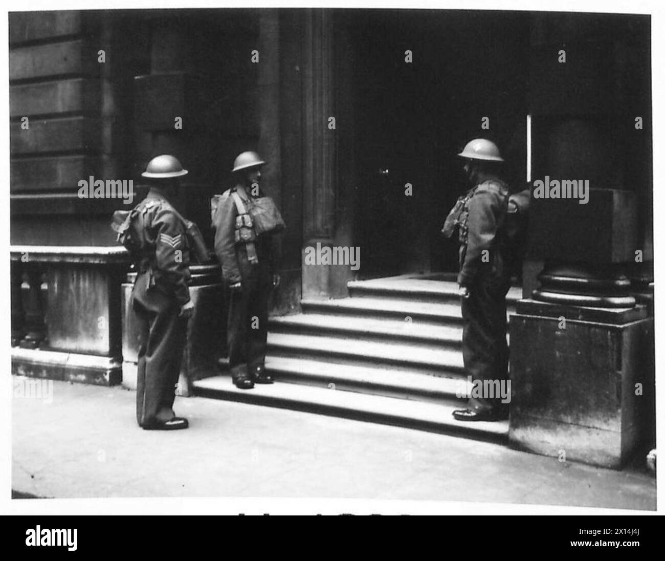 THE MIDDLESEX HOME DEFENCE BATTALION - Mounting Guard at the War Office ...