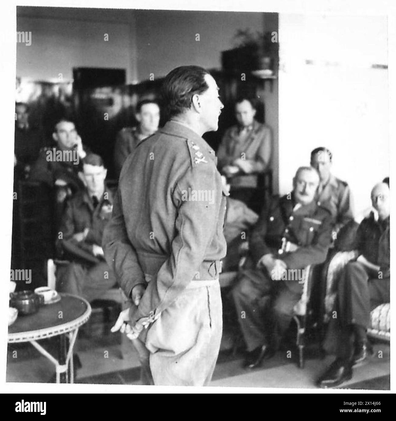 General Alexander meets Allied war correspondents during an off-the ...