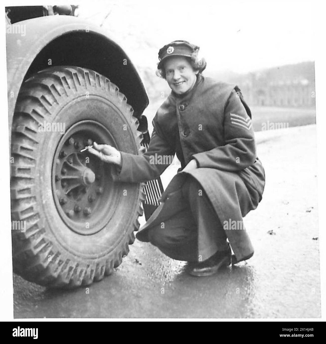 ATS CONVOY DRIVERS AND STORESWOMEN AT WORKS - An ATS convoy Sergeant ...