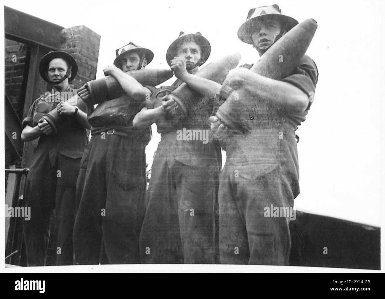 Soldiers handling ammunition hi-res stock photography and images - Alamy