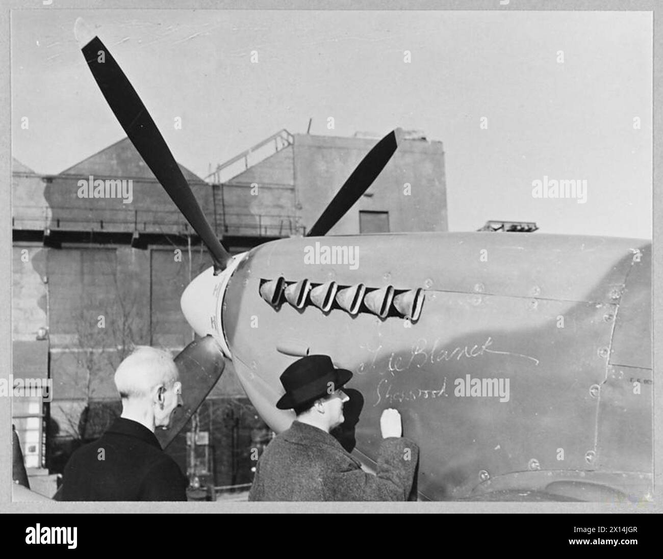 Two spitfire aircraft hi-res stock photography and images - Alamy