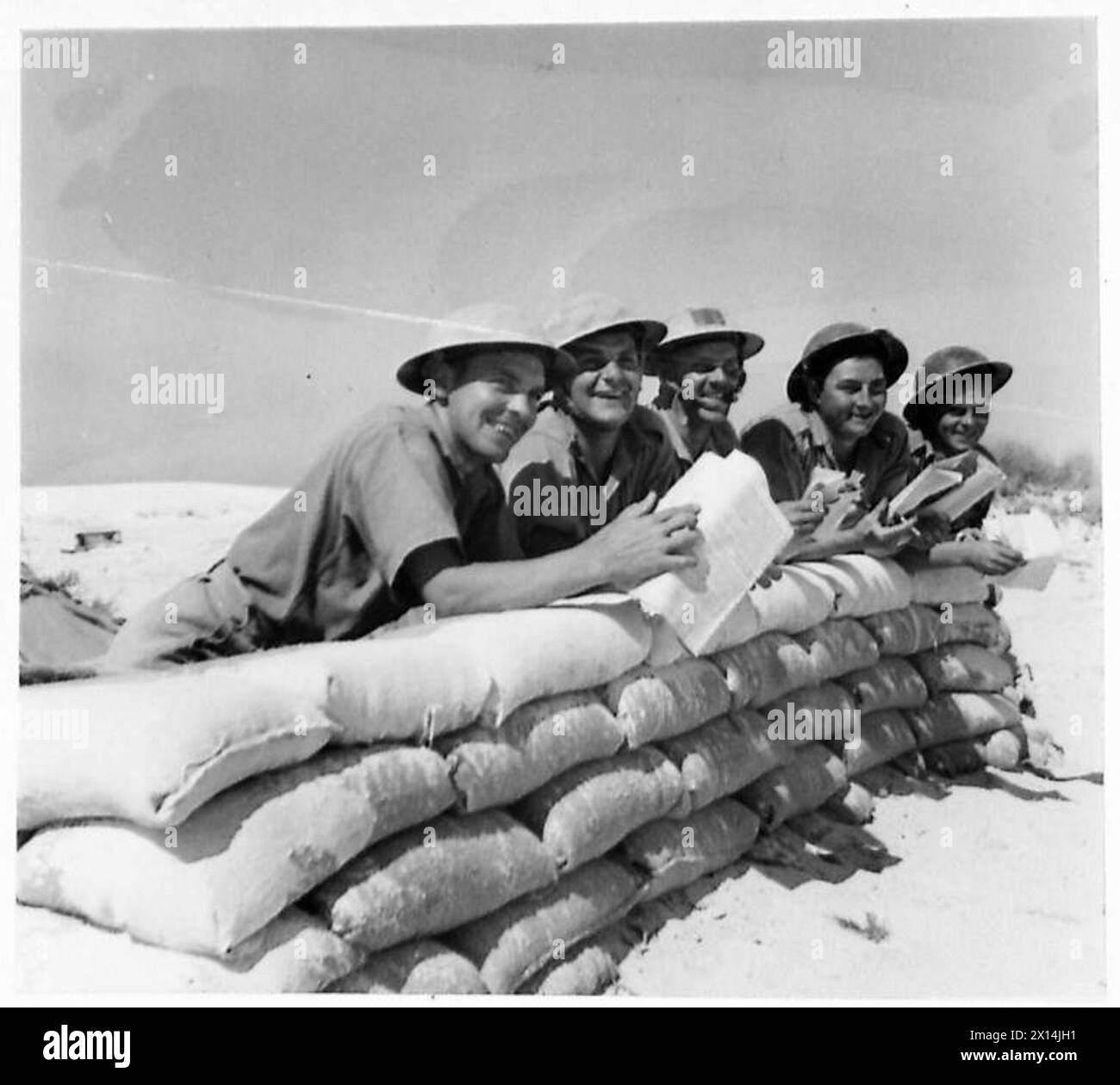 THE DESERT POSTMAN - Troops reading their letters from home British ...