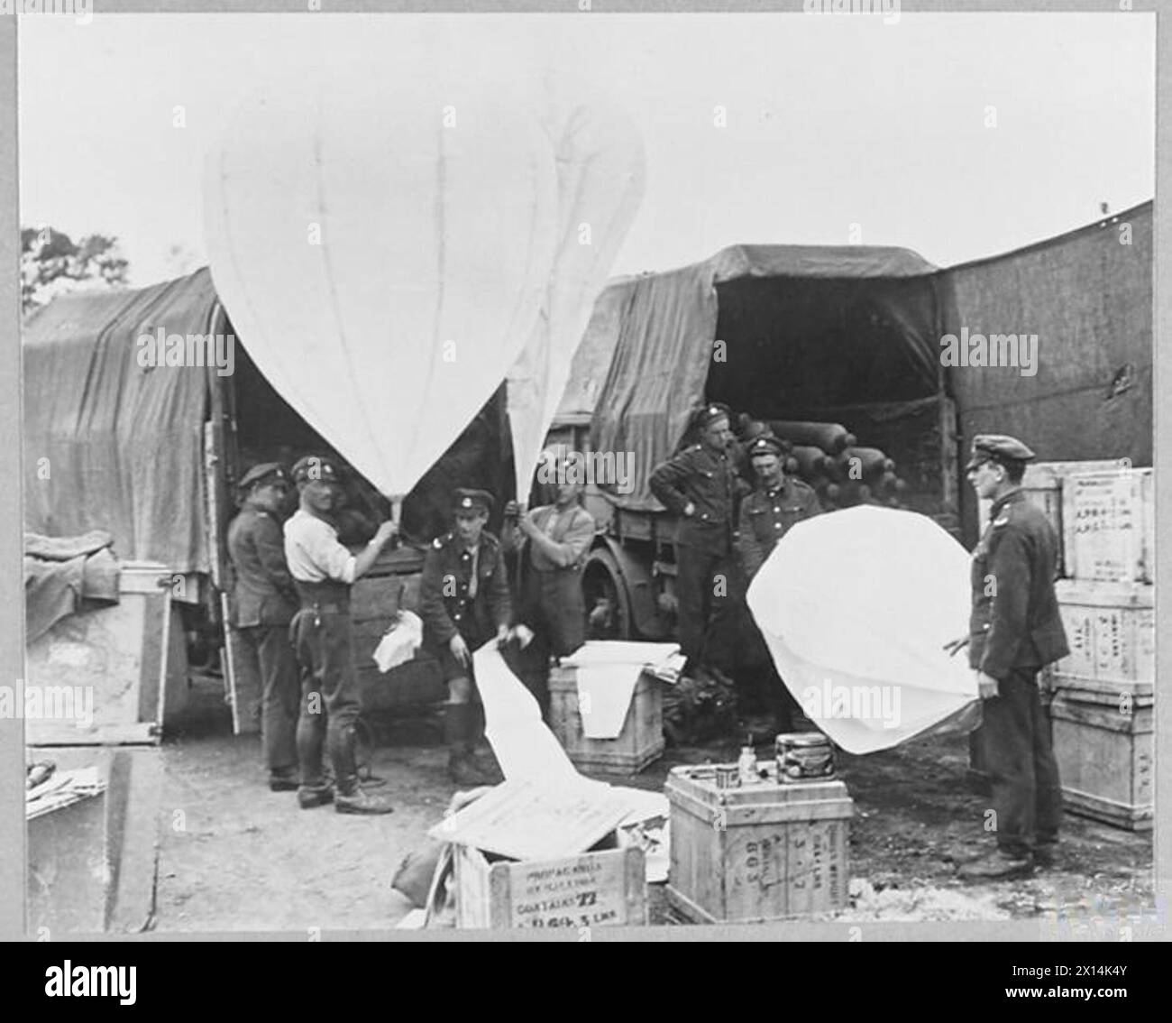 LEAFLET DROPPING OVER GERMAN LINES IN THE LAST WAR. - In the 1914/18 ...