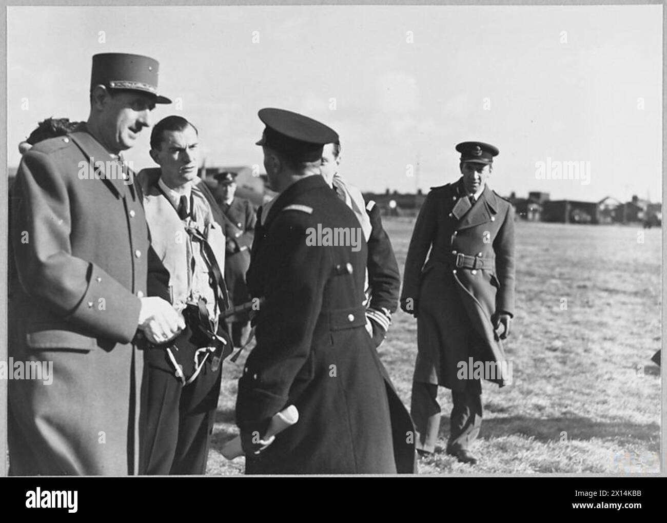 FREE FRENCH FIGHTER PILOTS - General de Gaulle chatting with Free ...