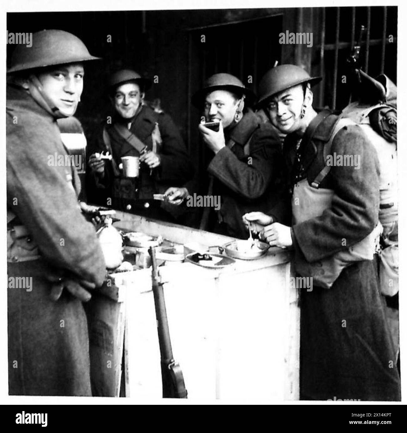 FURTHER ARRIVAL OF USA TROOPS - Enjoying a stand up meal These USA ...