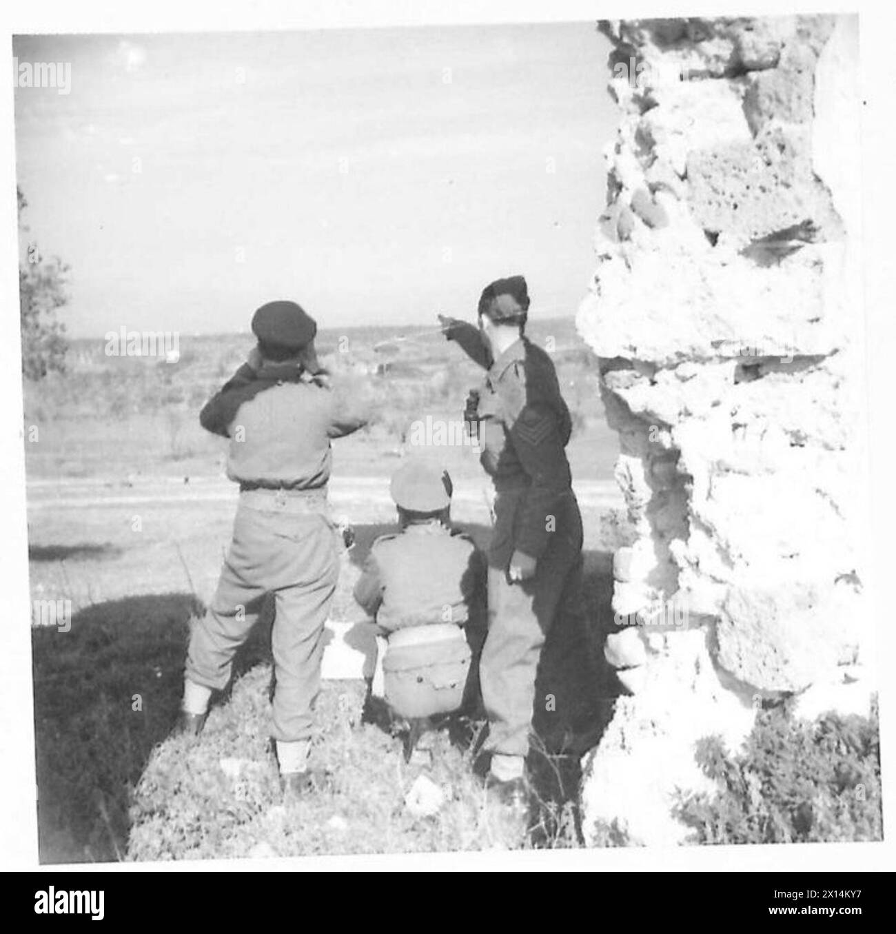 ITALY : FIFTH ARMYARTILLERY SURVEY IN ACTION - At the proposed site ...