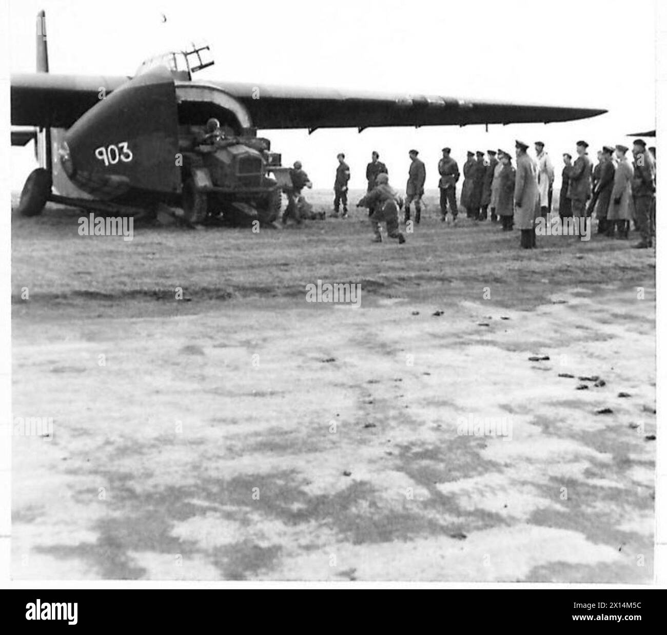 Lieutenant General Brereton inspects 6th Airborne Division equipment ...