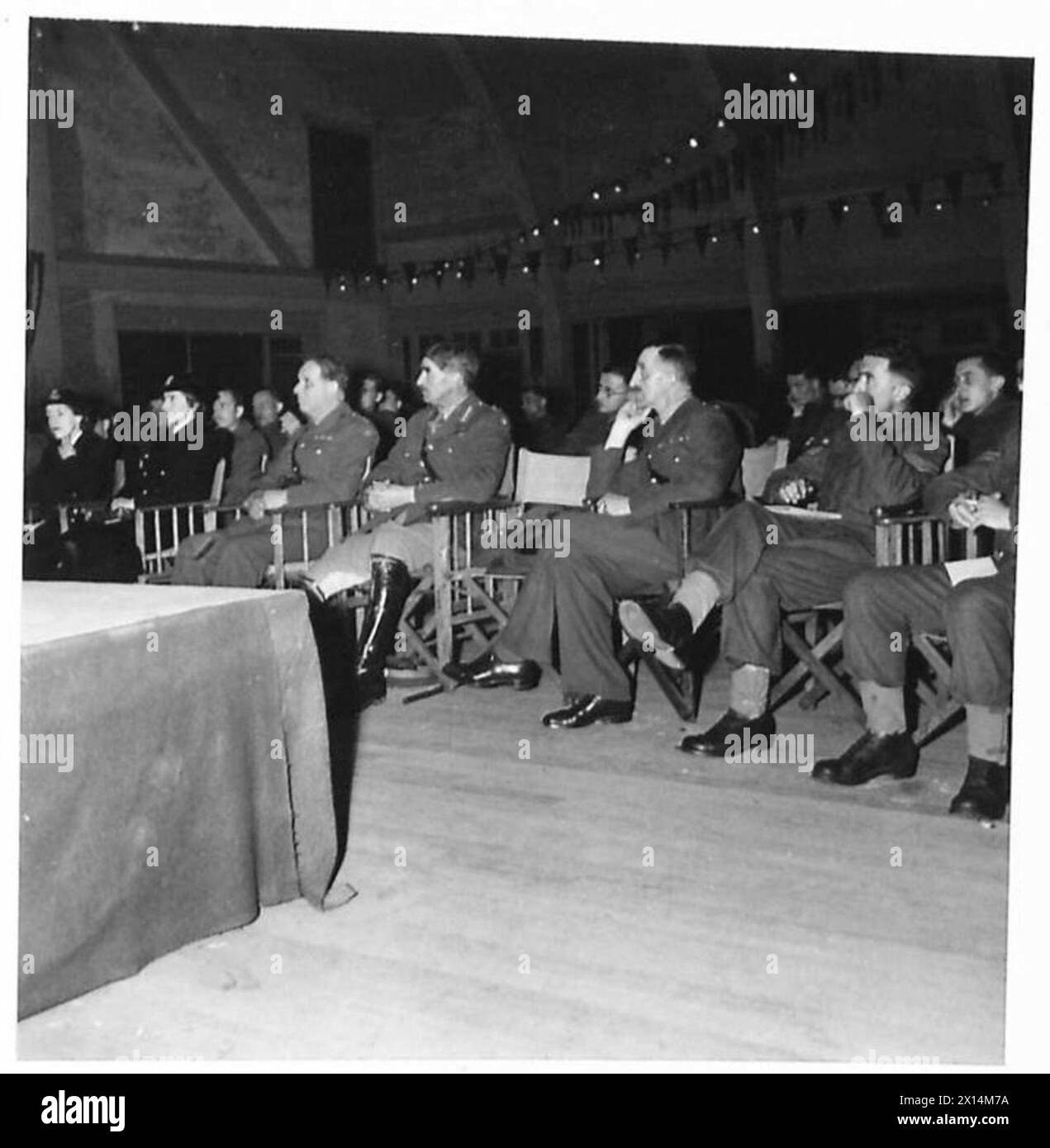 SOLDIERS EDUCATIONAL COURSE - Major General C.B. Wainwright, seated in ...