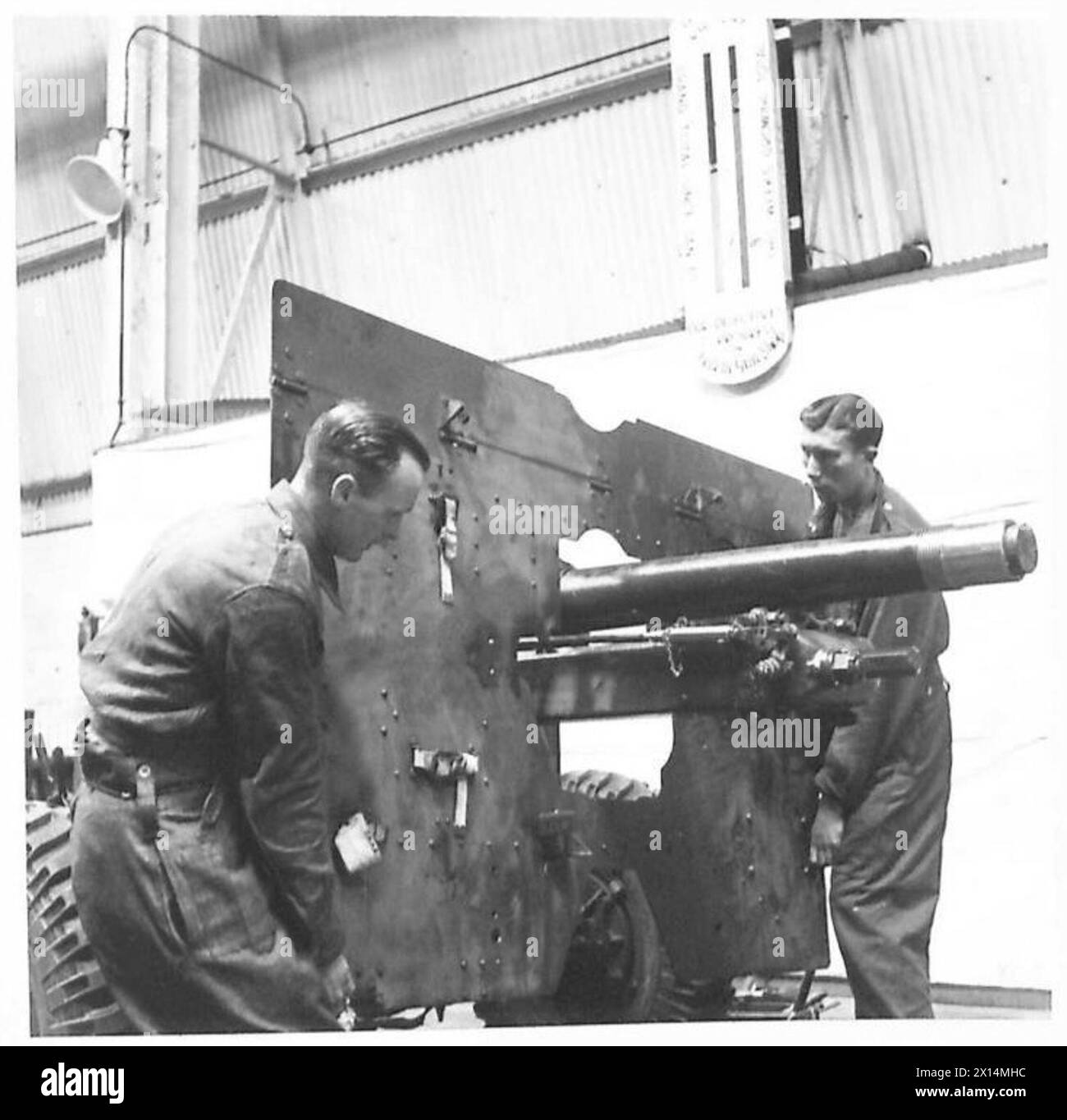 THE CRATING OF A 25-POUNDER - Removing the gun shield , British Army ...