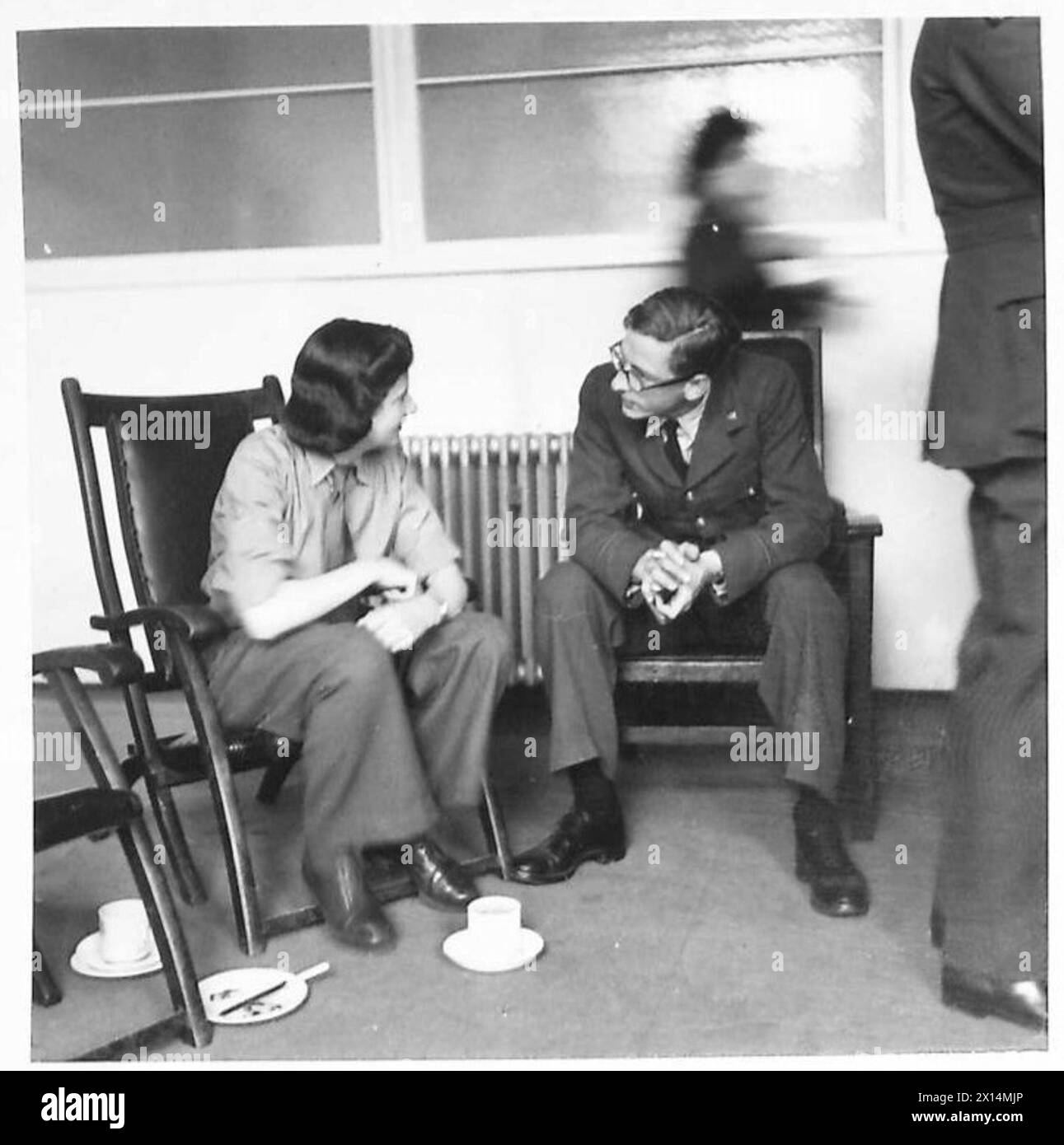 THE ARMY FILM UNIT AT PINEWOOD - During a break for tea the ATS ...