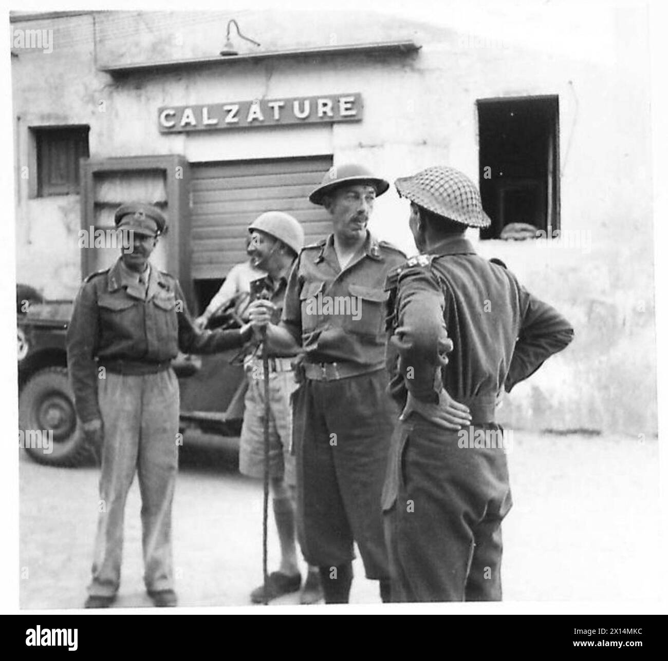 GENERAL ALEXANDER VISITS ANZIO BRIDGEHEAD - General Alexander talking ...