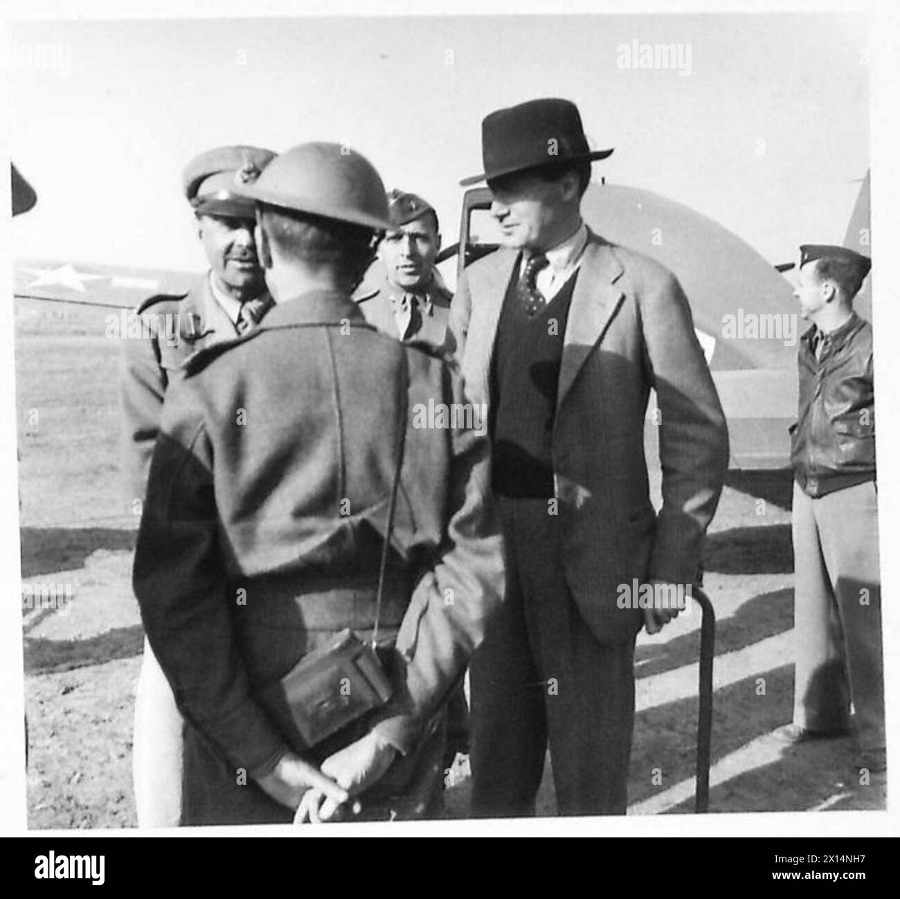 GENERAL ALEXANDER VISITS ANZIO BRIDGEHEAD - General Alexander with Mr ...