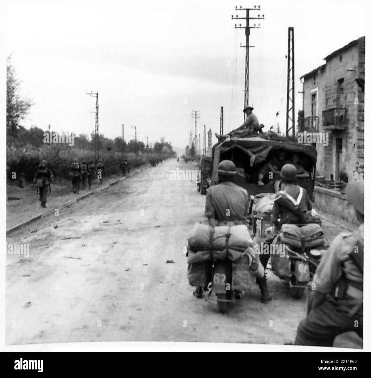 Infantry of the 6th Battalion, Yorks & Lancs, move through the ...