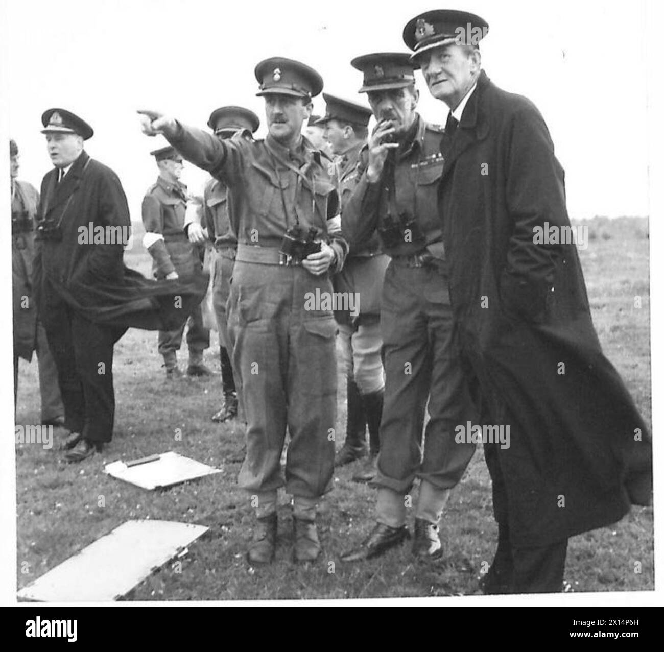 COMBINED BRITISH AND AMERICAN EXERCISE - Left to right:- Lt.Col. P ...