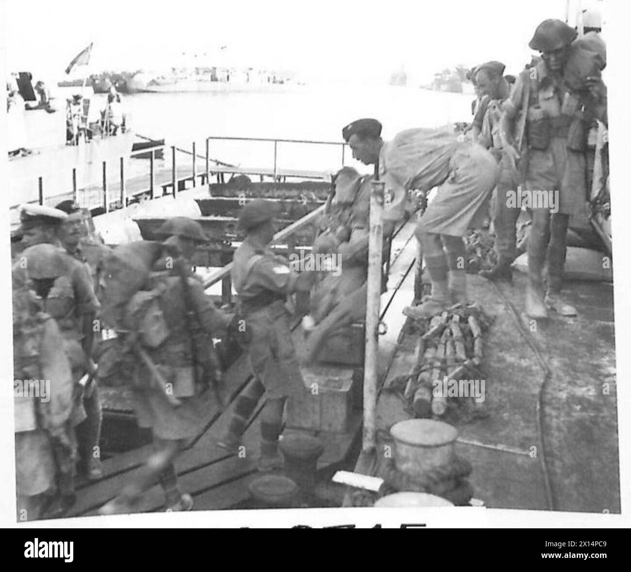 INVASION OF ITALY : NAPLES AREA FIFTH ARMY LAND IN SALERNO BAY - Men of ...