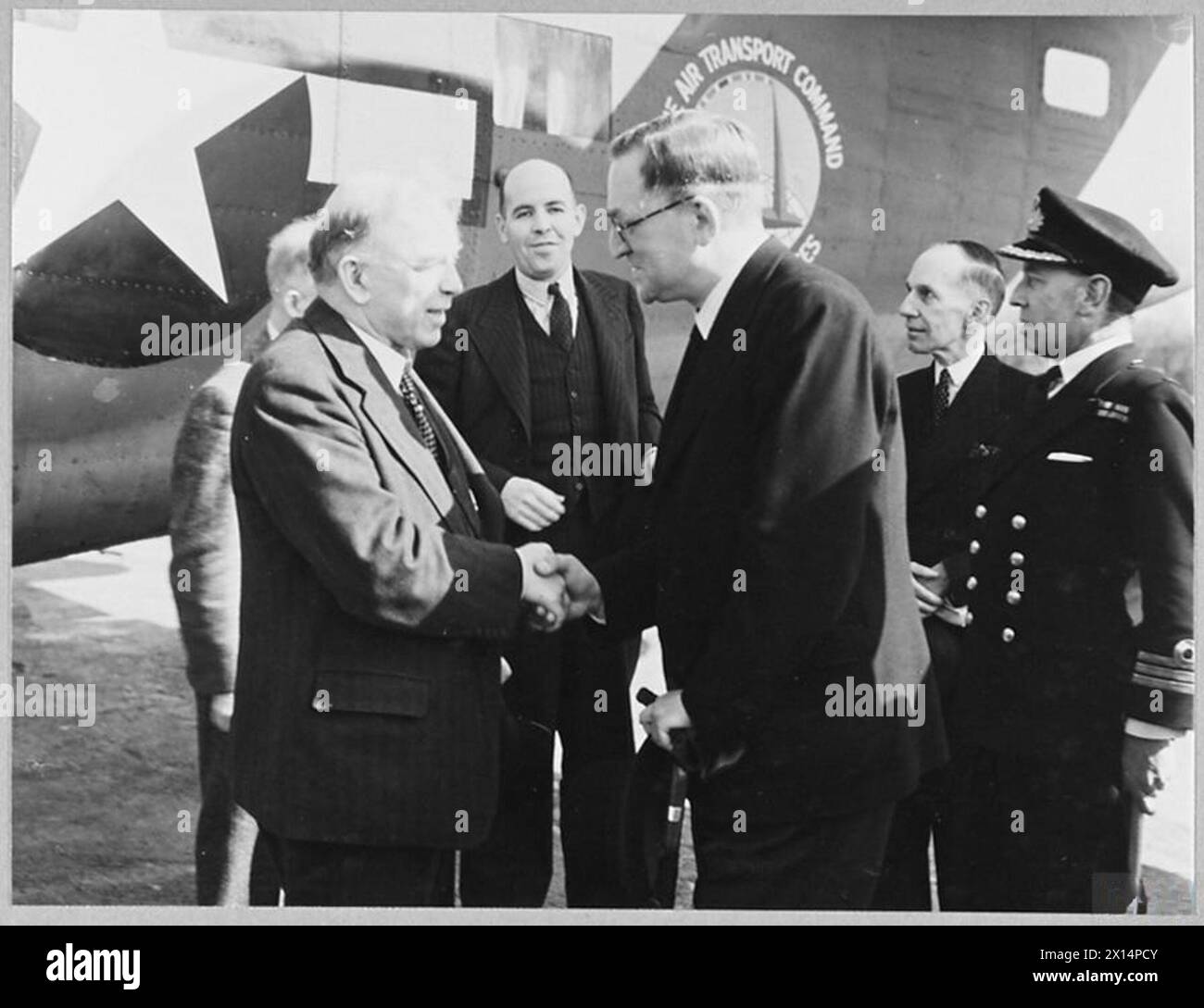 Mr. Mackenzie King arrives in England for Dominion talks and is greeted ...