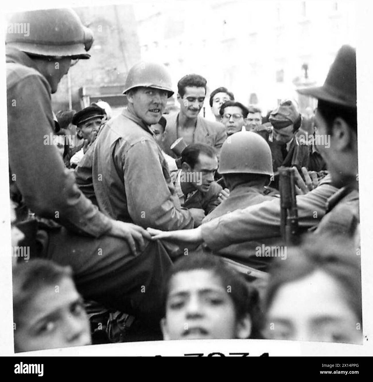 American troops of the Fifth Army enter Naples and are enthusiastically ...