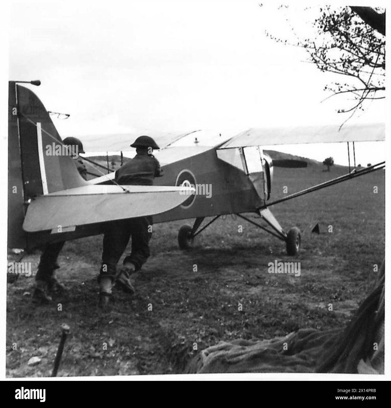 AERIAL O-PIP FOR GUNNERS IN NORTH AFRICA - Only two men are needed to ...