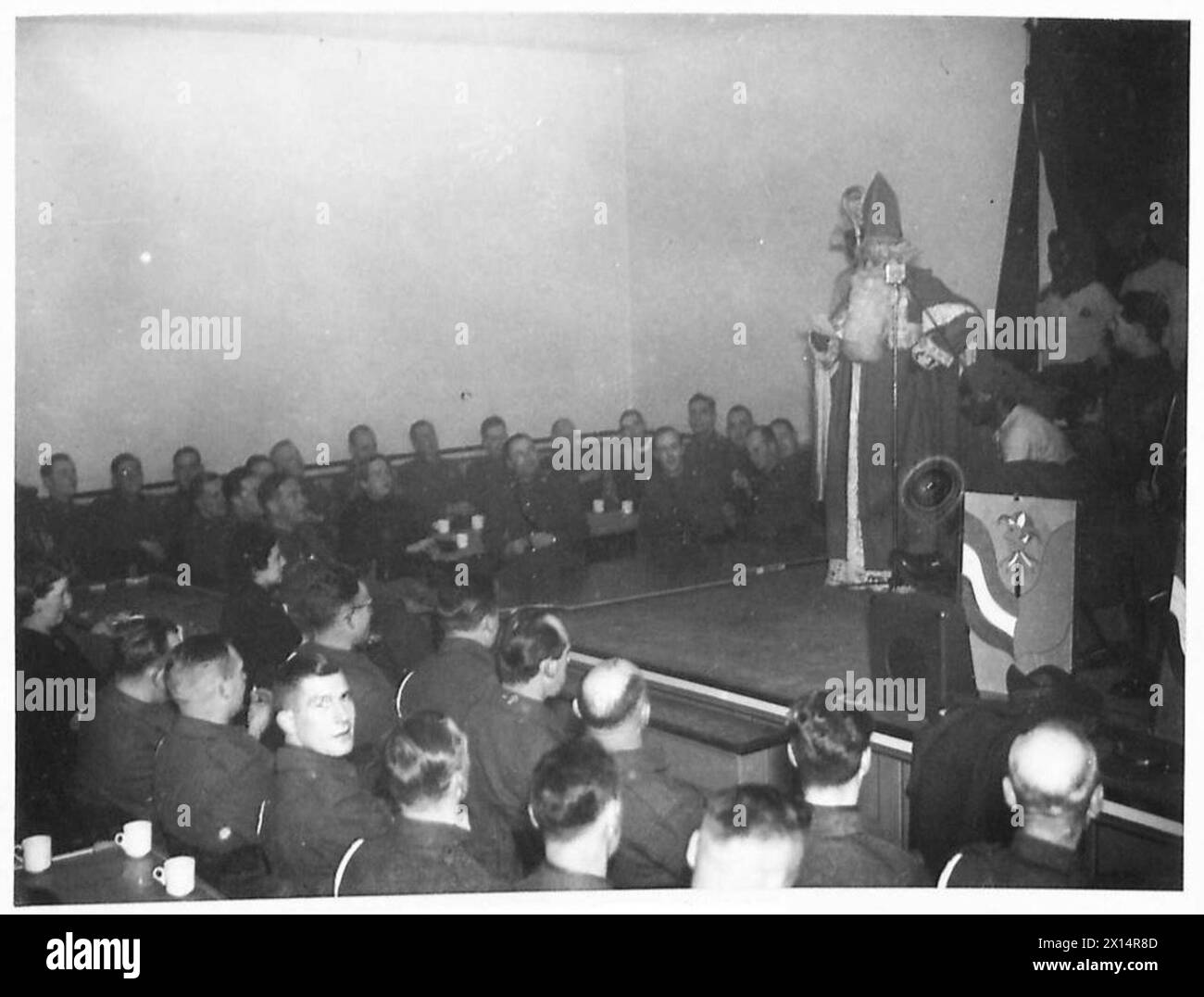 DUTCH TROOPS CHRISTMAS PARTY - Santa Claus makes a speech to the ...