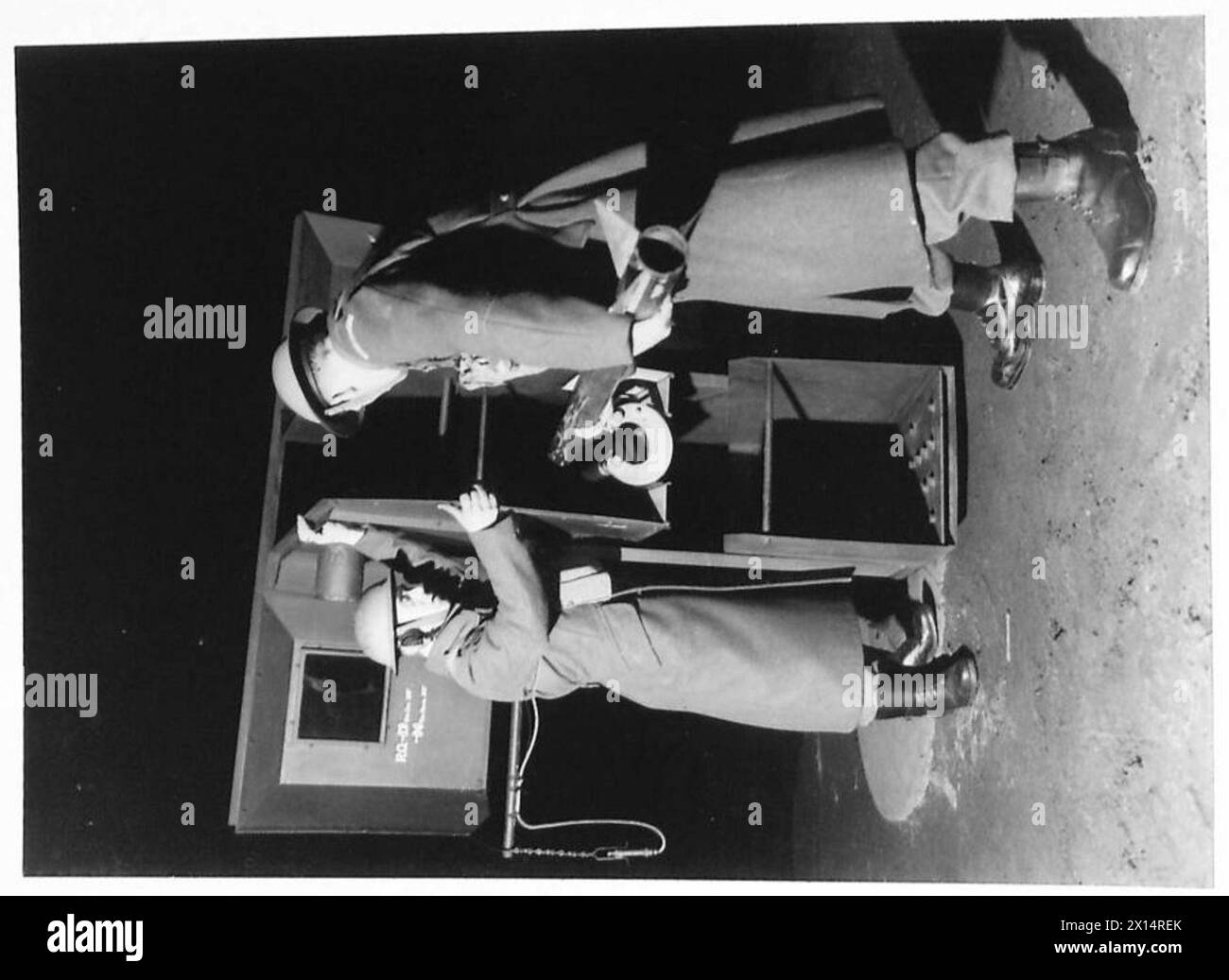HOME GUARDS MAN A.A. BATTERY - Loading the projector , British Army ...