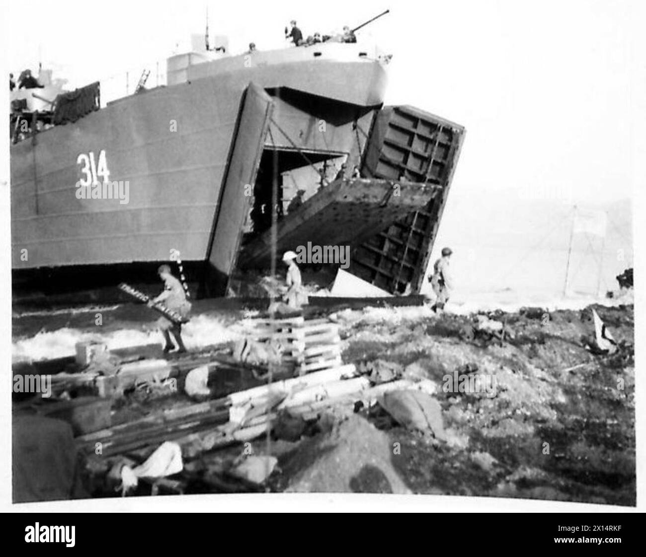 INVASION OF ITALY : NAPLES AREA FIFTH ARMY LAND IN SALERNO BAY - An L.S ...