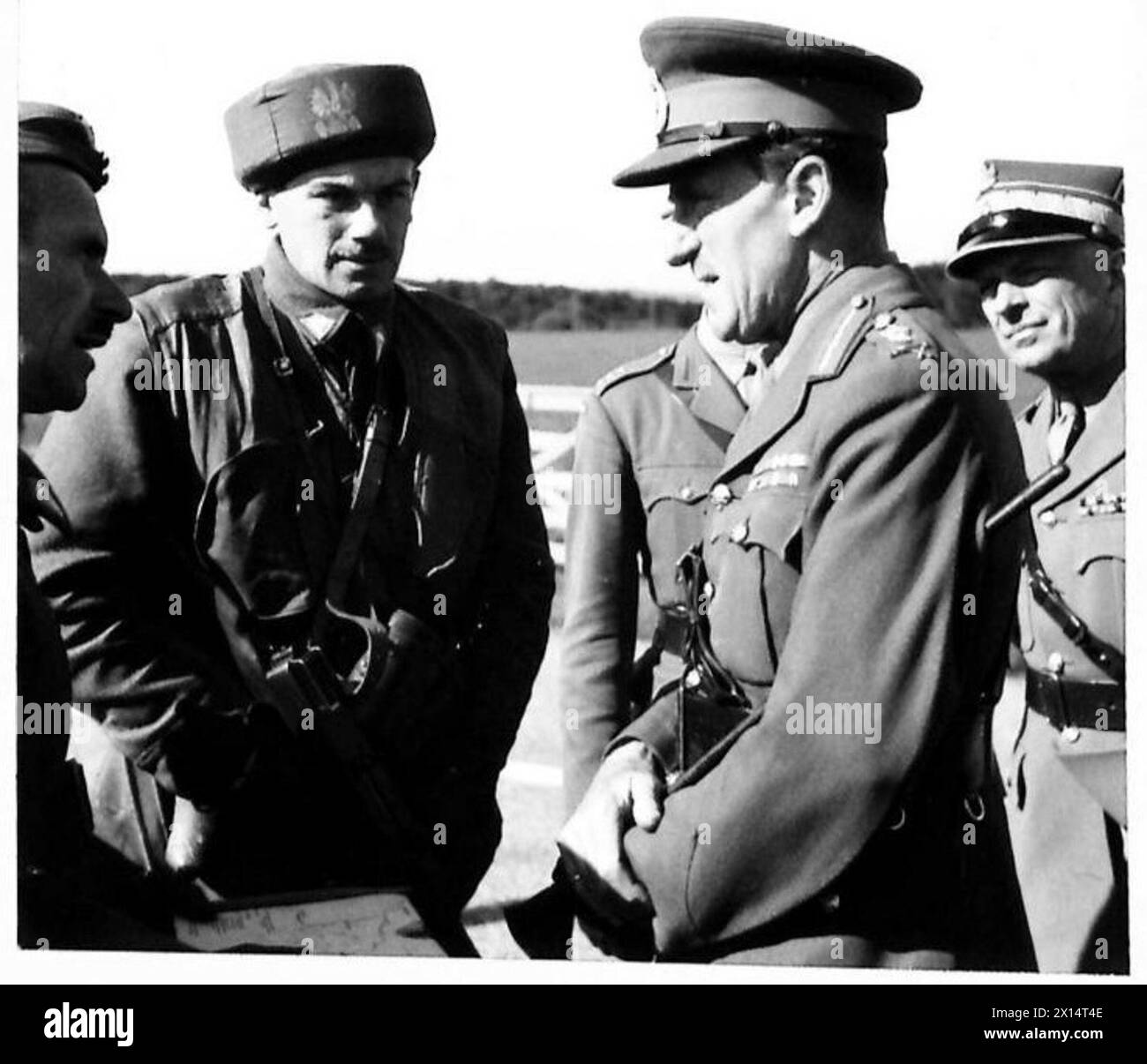 The Commander-in-Chief talks with a Polish paratroop section leader ...