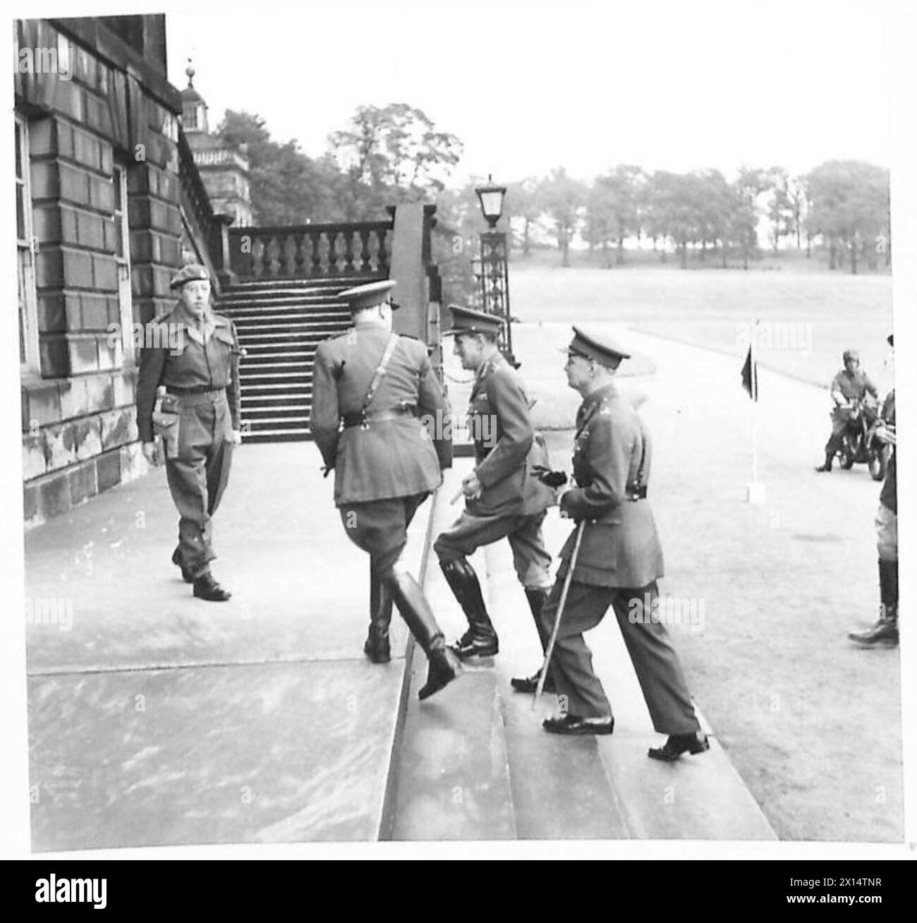 GENERAL SIR BERNARD PAGET VISITS INTELLIGENCE CORPS - General Sir ...