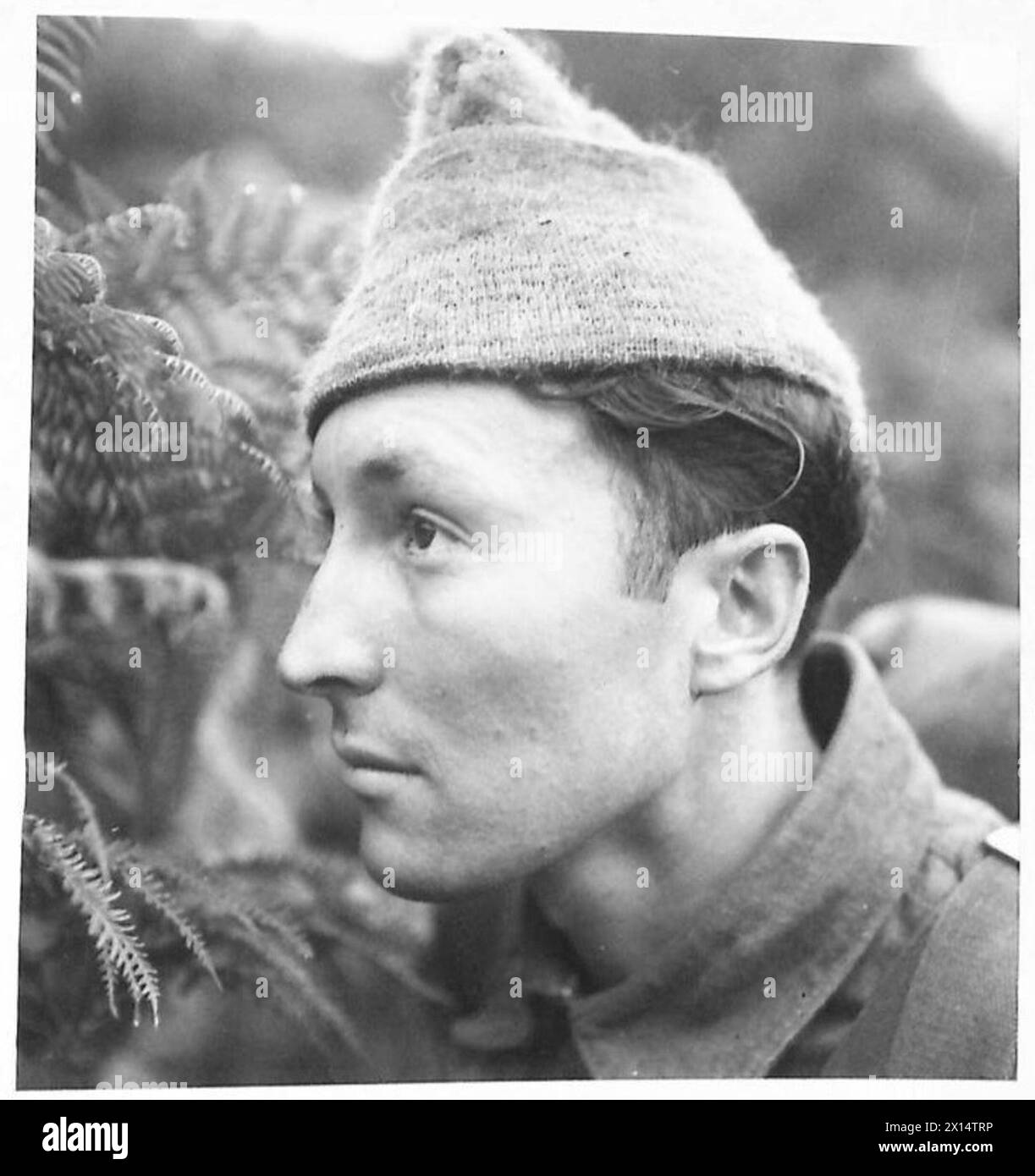 FRENCH COMMANDO SOLDIERS TRAIN AT A COMMANDO DEPOT - Close-up studies ...