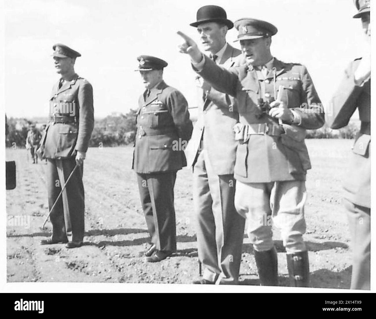 SECRETARY OF STATE FOR WAR VISITS A BOMBER STATION - The Secretary of ...
