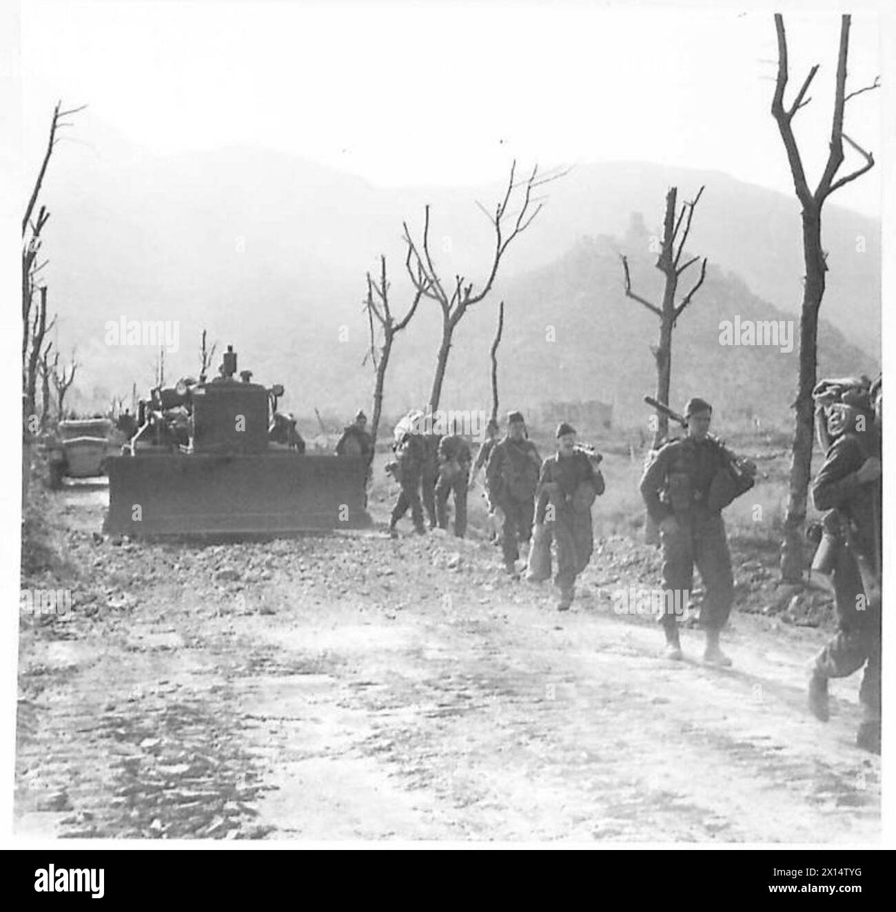 ITALY : CLEARING A ROAD THROUGH CASSINO - Troops moving up past a ...