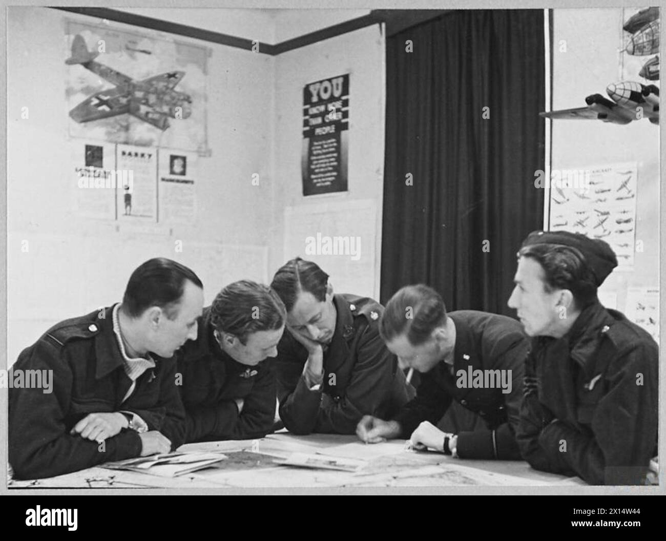 THE 1000 BOMBER RAID ON BREMEN : SCENES AT AN R.A.F. STATION - 5999 An ...