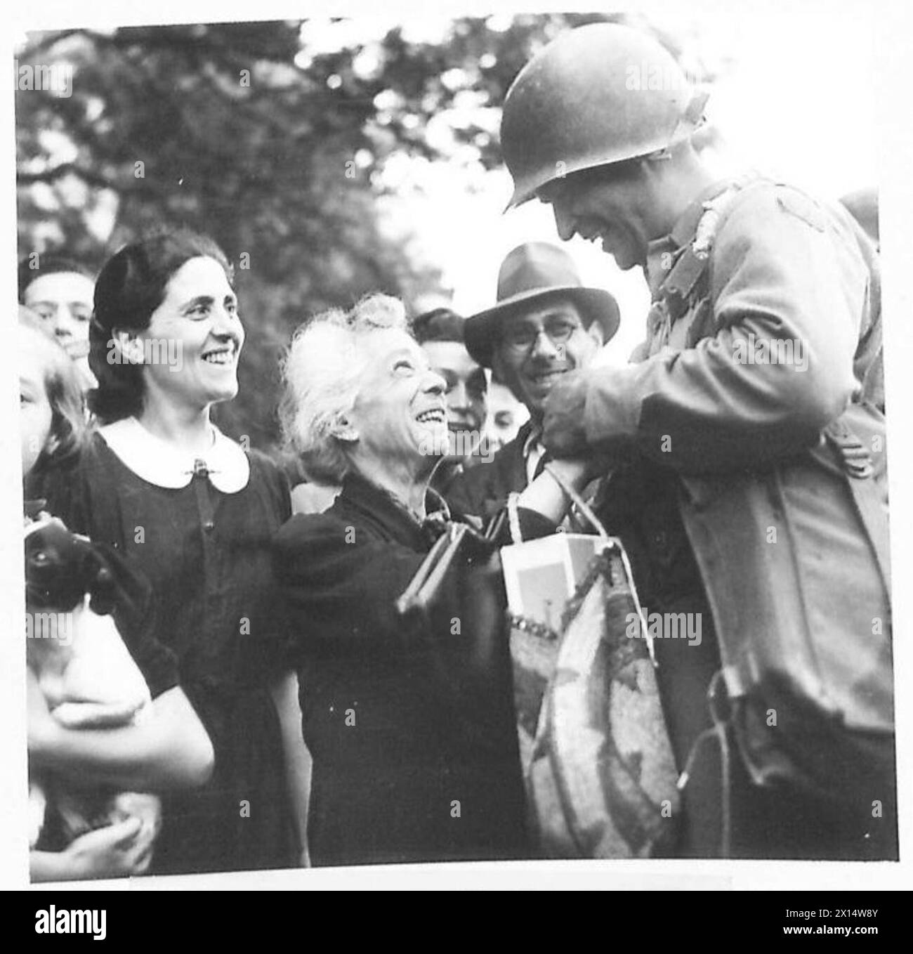 ROME : LIBERATION SCENES - An American soldier being greeted by an old ...