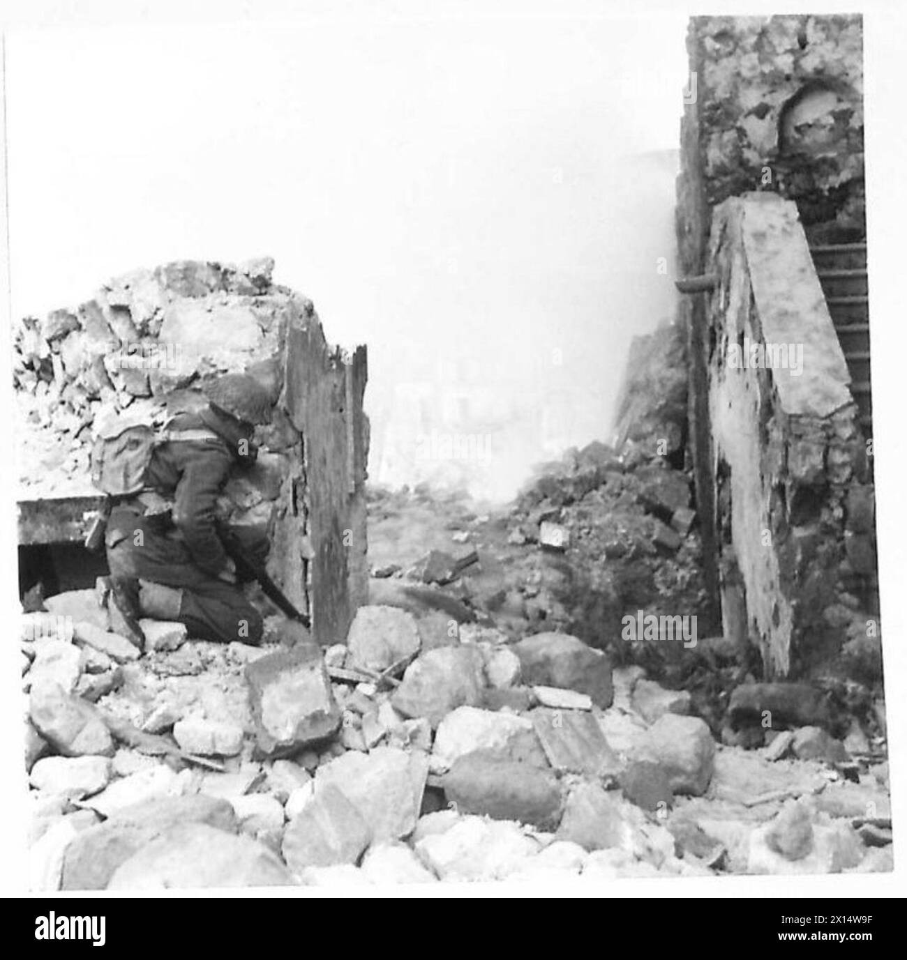 FIFTH ARMY : BATTLE FOR CASSINO - Men of "B" Company taking up ...