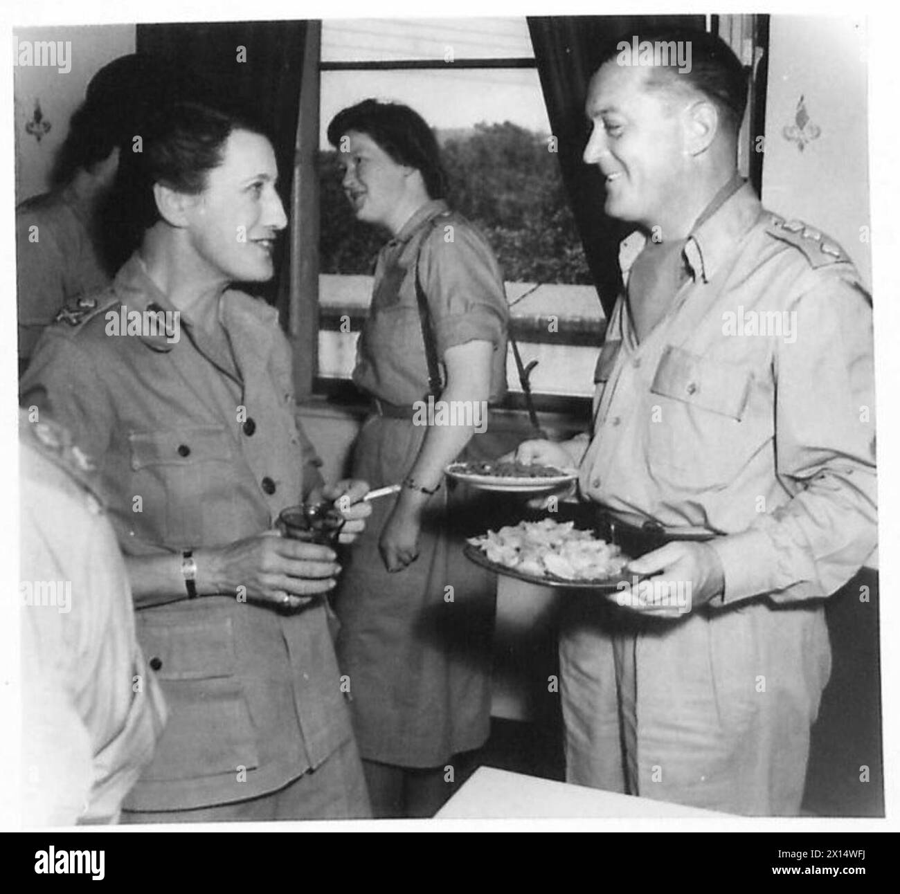 CHIEF OF THE A.T.S. IN ITALY - Chief Controller Whateley chats to Col ...
