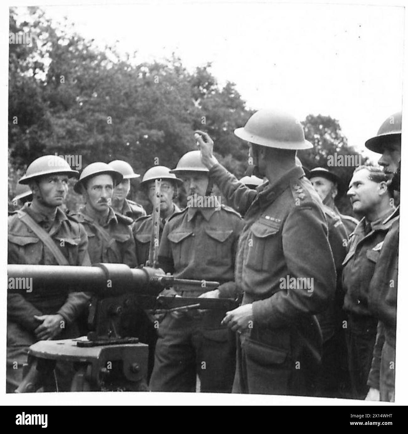 WAR OFFICE TRAVELLING SCHOOL INSTRUCTS HOME GUARD - Instruction in the ...