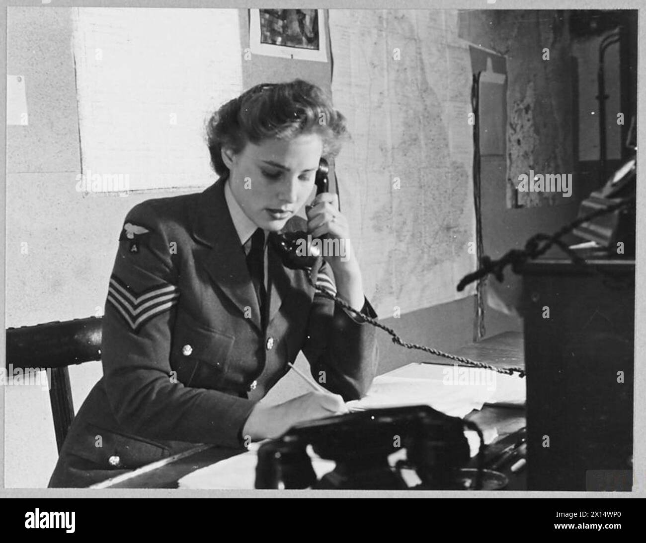 PLANNING A LARGE SCALE R.A.F. BOMBER OPERATION - 11297 Picture (issued ...