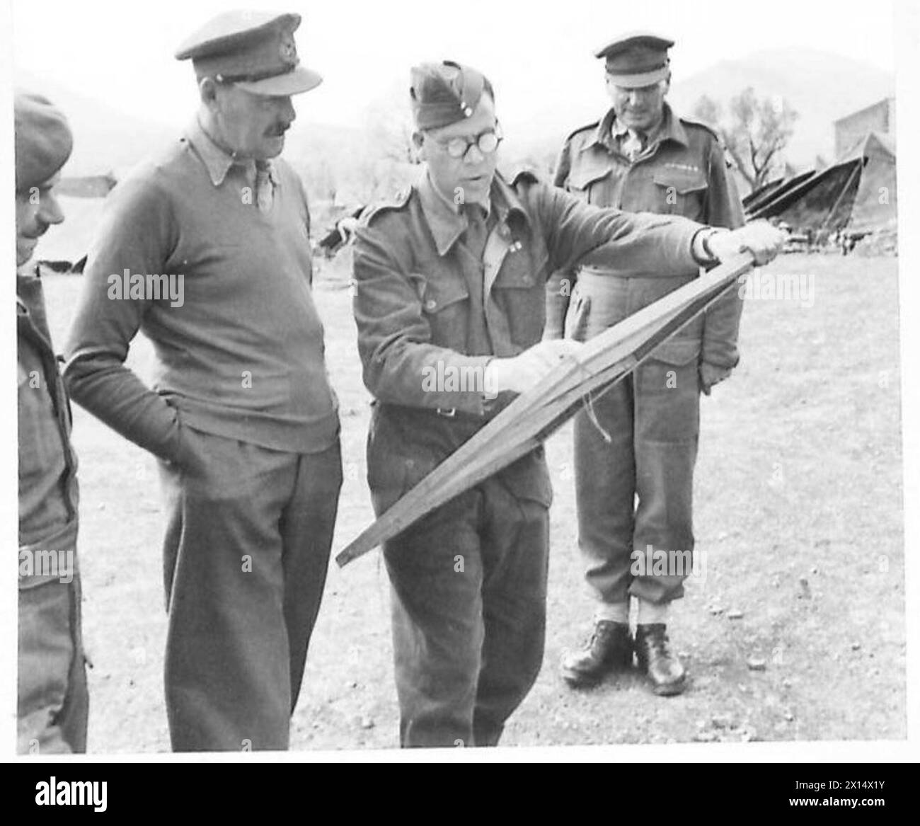 EIGHTH ARMY : GENERAL LEESE TOURS EIGHTH ARMY - At an Advanced ...