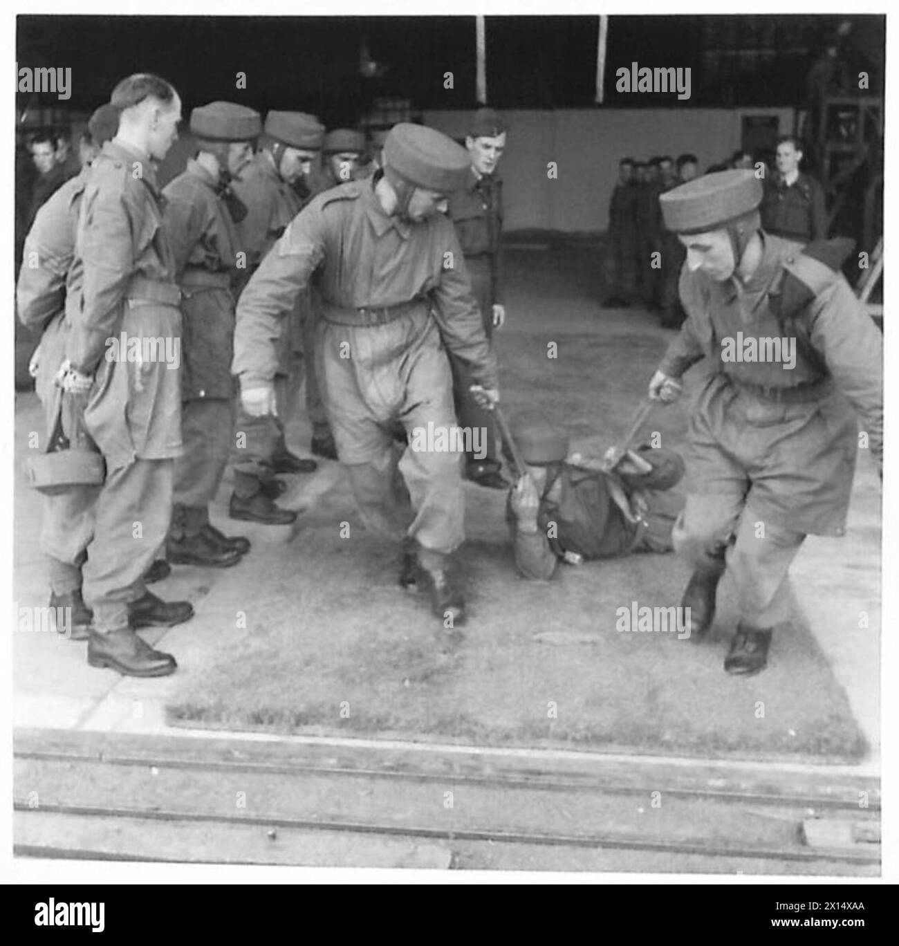 PARATROOPS IN TRAINING - RAF instructor teaching recruit to turn ...