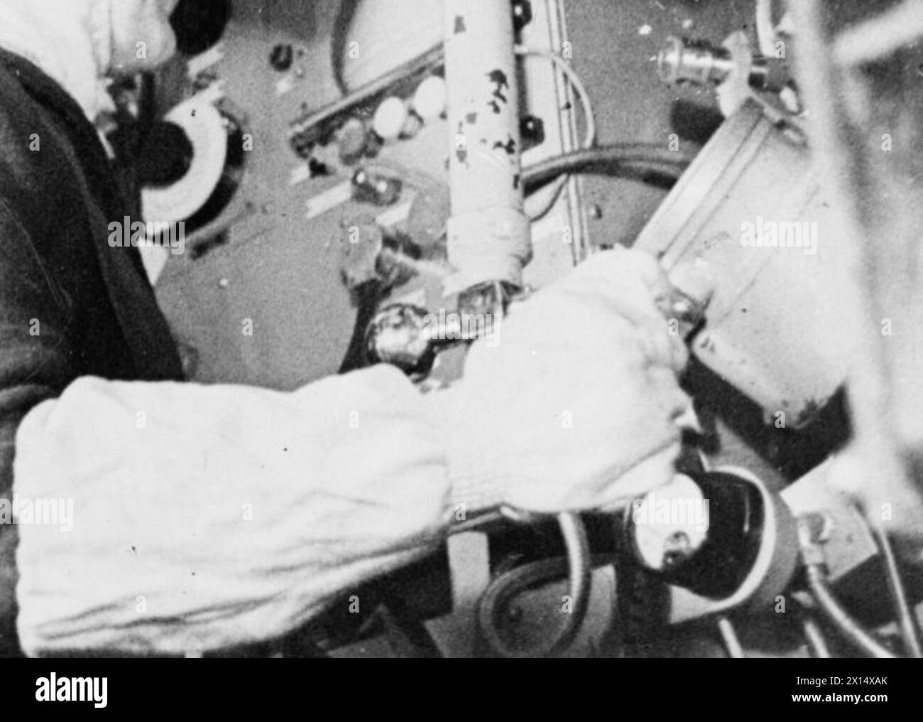 Naval radar hi-res stock photography and images - Alamy