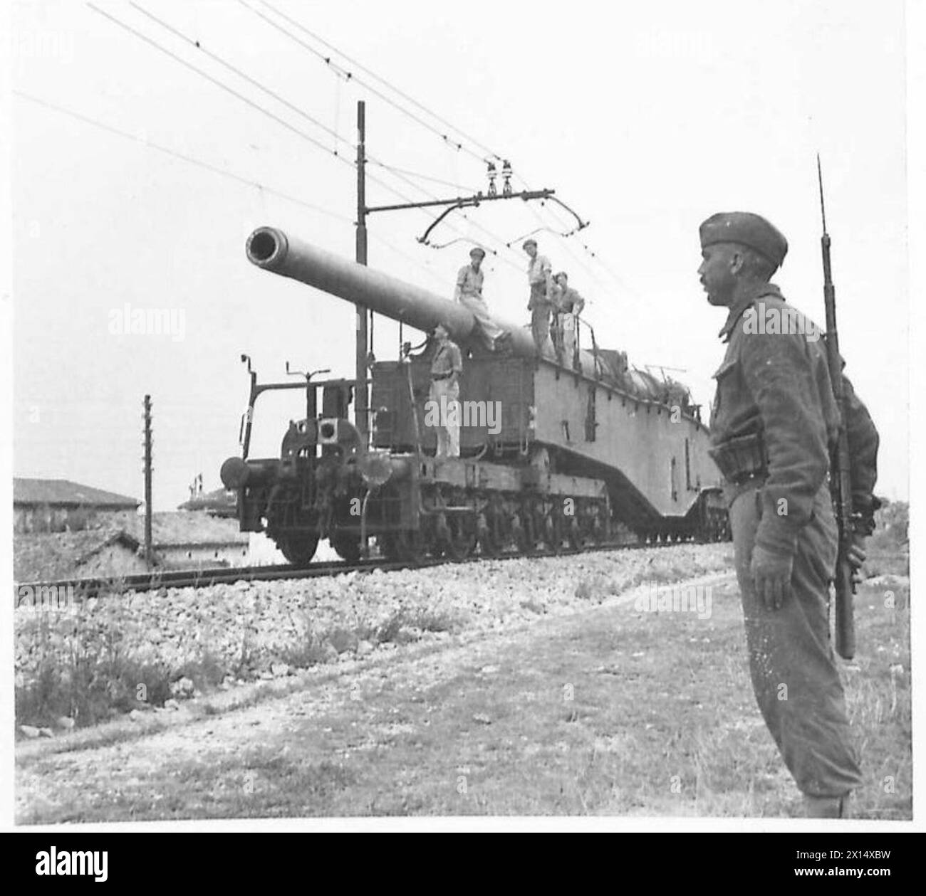 ITALY : VARIOUS - A view of the railway gun, with a member of Tito's ...