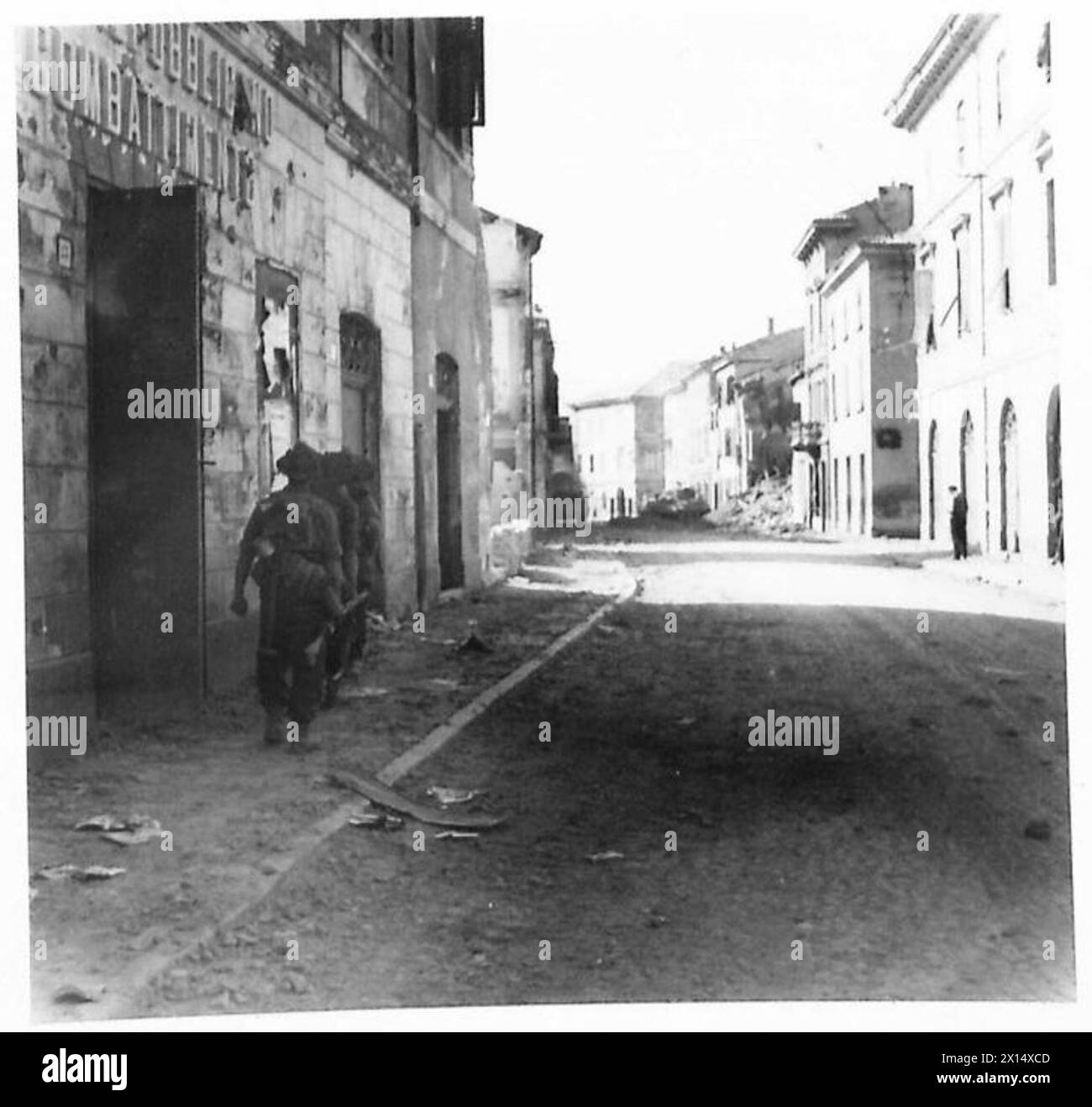 EIGHTH ARMY : ENTRY INTO PORTOMAGGIORE - Infantrymen stick close to ...
