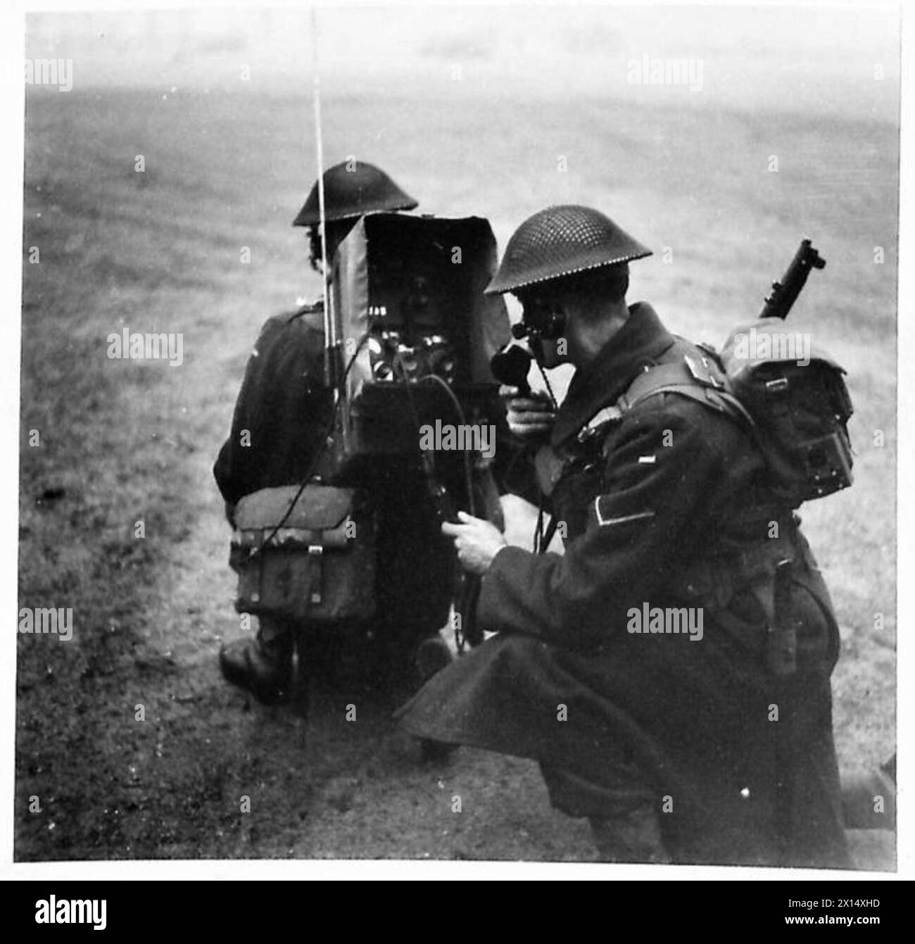 SIGNALMEN PHOTOGRAPHED FOR ARMY BOOKLET - Signalmen photographed going ...