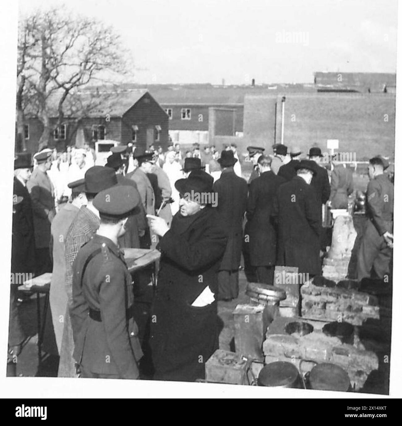 MEMBERS OF PARLIAMENT VISIT TRAINING CENTRE - Army officers conduct ...