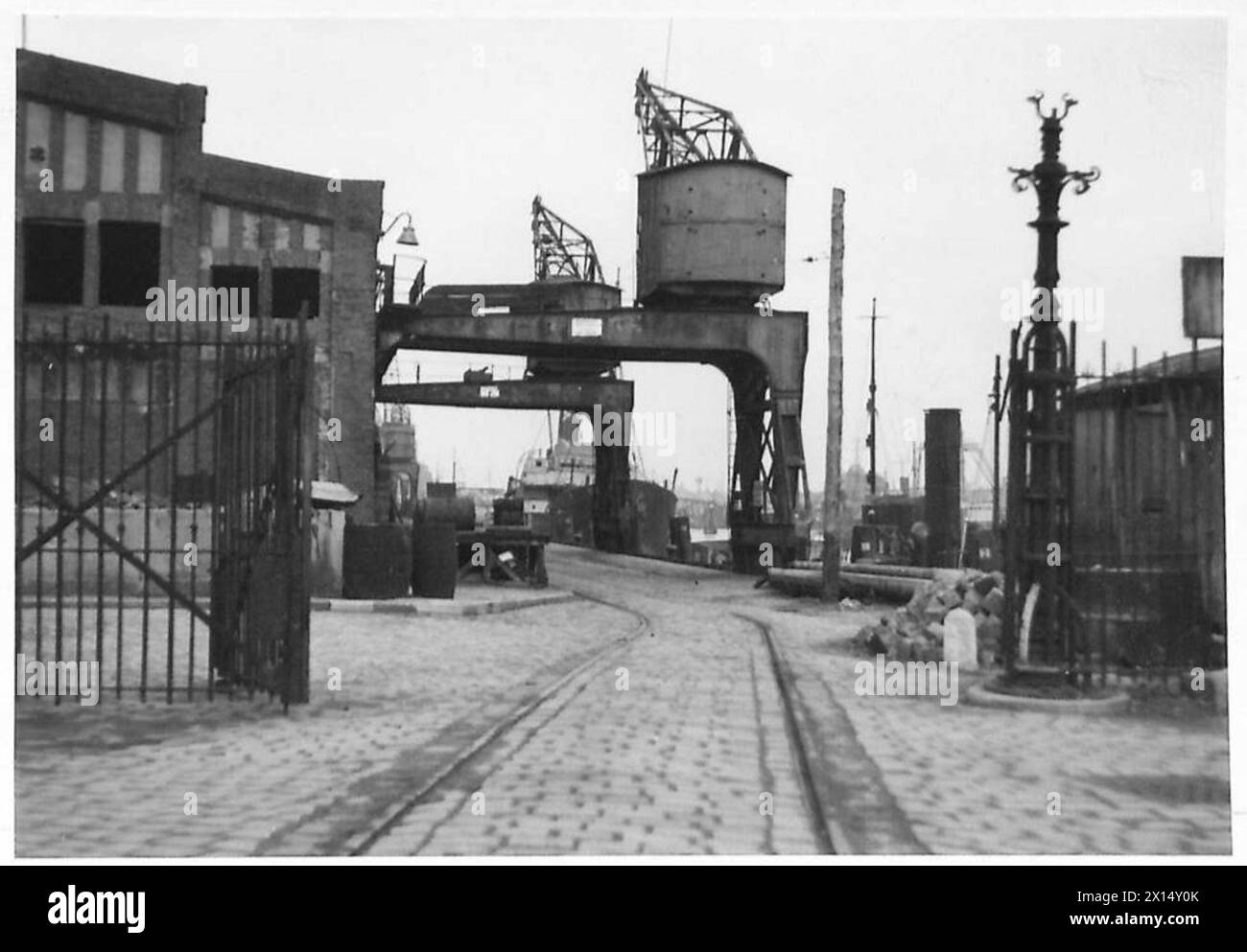 BRITISH TROOPS ENTER HAMBURG - A gate to the dock area British Army ...