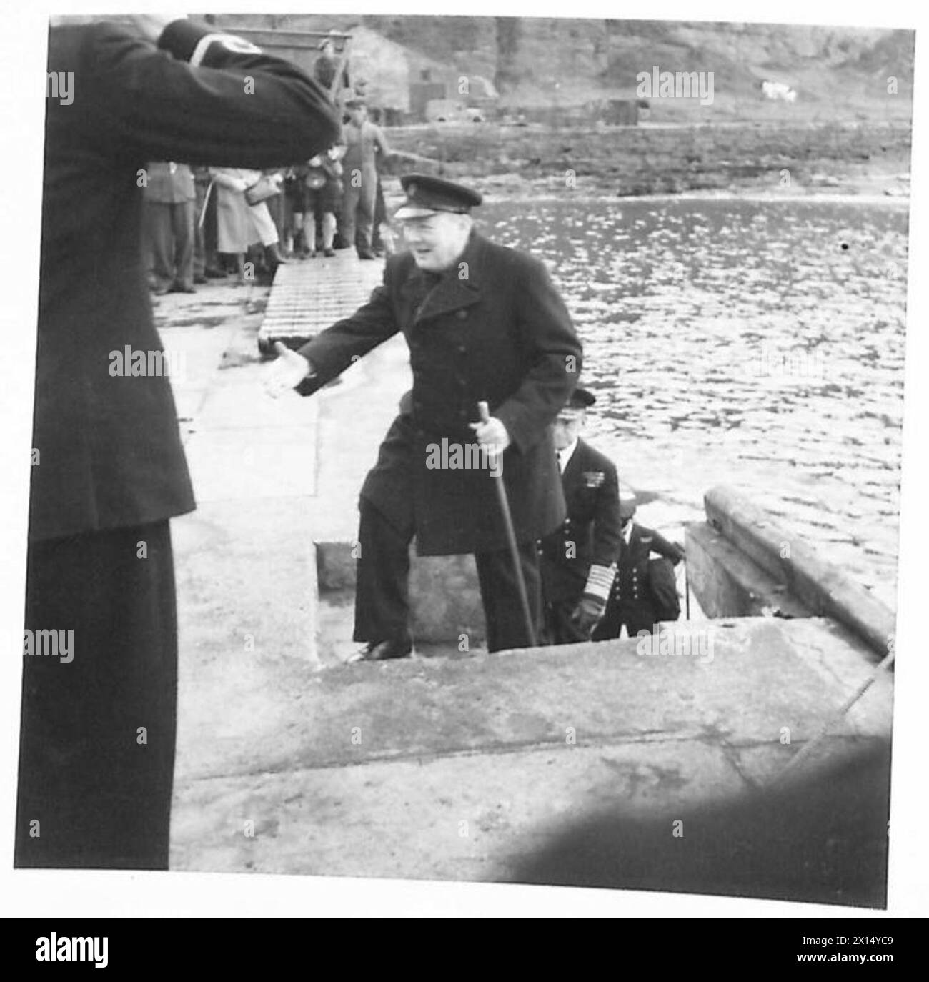 THE PRIME MINISTER'S RETURN - The Prime Minister steps ashore on ...