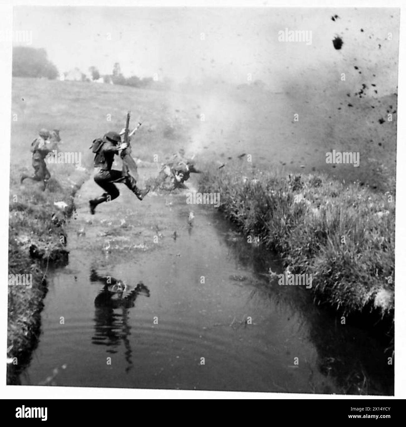 AMERICAN ARMY OFFICERS UNDERGO BATTLE SCHOOL TRAINING - Crossing a flax ...